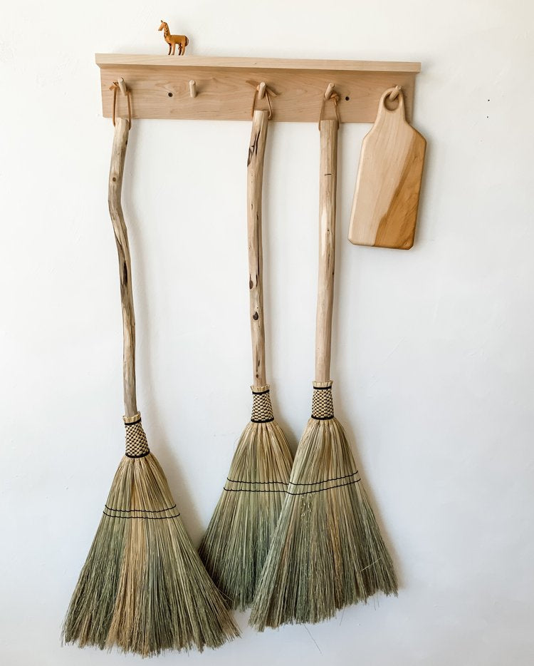 Custom made Appalachian style sweeper – Sunhouse Craft